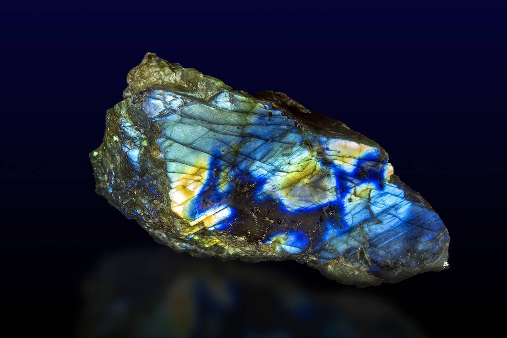 Labradorite : Tout savoir sur les labradorites - Ocarat